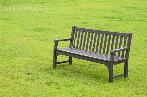 유토이미지 들판배경 잔디밭 위에 긴 의자
