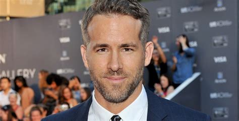 ريان رينولدز يُظهر مؤخرته عارية في العرض الترويجي لفيلمه الجديد فوشيا