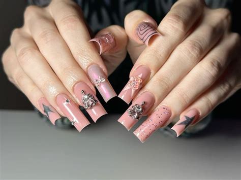 нюдовые ногти с дизайном En 2024