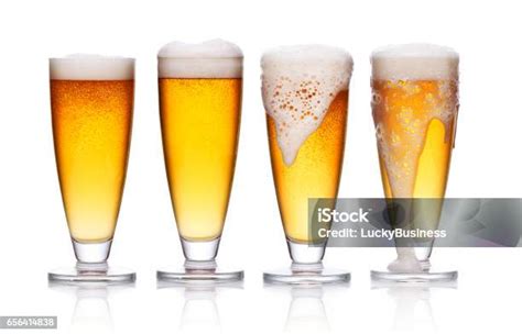흰색에 거품이있는 밝은 맥주의 서리가 내린 유리 세트의 흰색 세트에 거품이있는 가벼운 맥주 세트 0명에 대한 스톡 사진 및 기타 이미지 Istock