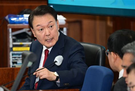 터지는 플래시에도 ‘눈 부릅…‘내란 우두머리 혐의 尹 피고인석 모습 공개