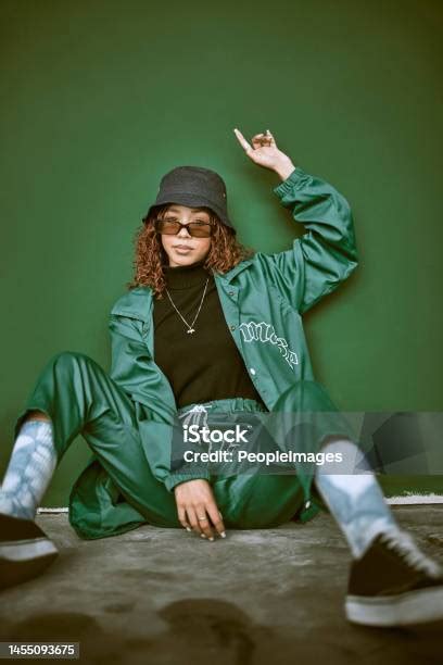 패션 선글라스 흑인 여성과 힙합 도시 Z세대 럭셔리를 위한 모형이 있는 벽 아름다움 젊음 힙스터 소녀의 초상화와 트렌디하고 초초하며 자신감 있는 스트리트 스타일 길거리