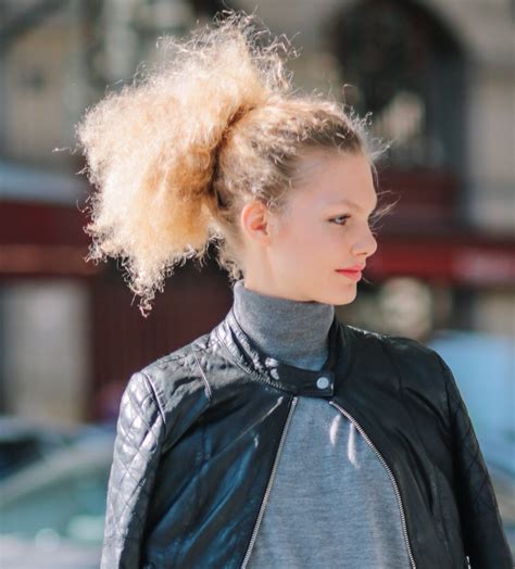 How To Style Poofy Curly Hair Poofy Hair Hairstylist Tips For How To Prevent Curly Hair From