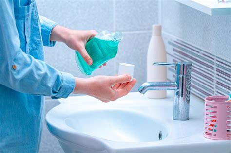 구강 위생 치아와 잇몸 건강을위한 구강 세정제 사용 상쾌한 숨결 치아 관리 가글에 대한 스톡 사진 및 기타 이미지 가글 건강관리와 의술 건강한 생활방식 Istock