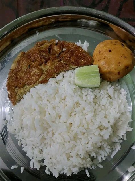 বিরহিণী একবার আমার খুব মন খারাপ হয়েছিলো। খুব মানে খুব। প্রেমে ব্যর্থ হয়ে চিৎ হয়ে পড়ে