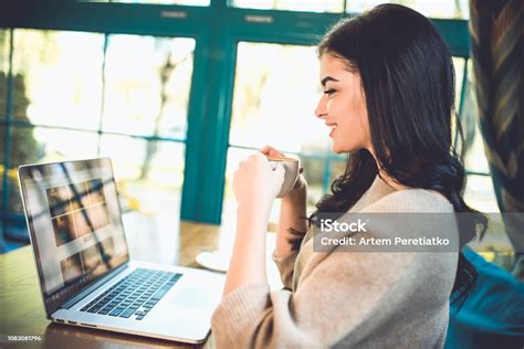 노트북을 가진 아름 다운 여자는 레스토랑에서 커피를 마시는 노트북에 대한 스톡 사진 및 기타 이미지 노트북 노트북 사용하기 도시 Istock