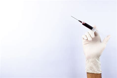 하얀 의료용 장갑을 끼고 있는 한 남자의 손에는 흰색 바탕에 피가 묻은 일회용 주사기가 들어 있다 에이즈에 대한 스톡 사진 및 기타 이미지 Istock