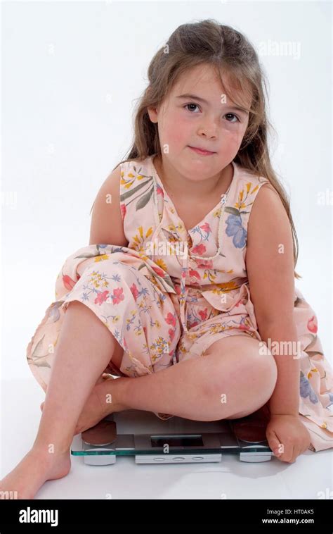 Molliges M Dchen Auf Der K Rperwaage Chubby Girl On Scale Stock Photo Alamy