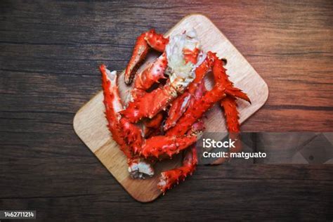 알래스카 왕 게 다리 요리 해물 나무 커팅 보드 배경레드 크랩 홋카이도 갈고리 발톱에 대한 스톡 사진 및 기타 이미지 갈고리 발톱 갑각류 게 Istock