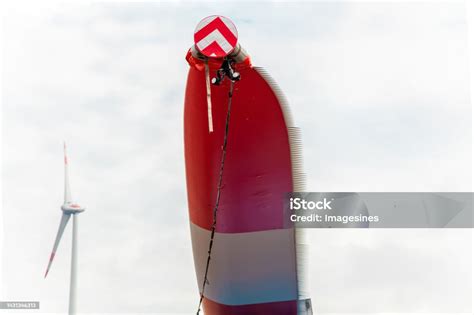 빨간색과 흰색 프로펠러 풍력 터빈용 블레이드가 하늘 배경에 대해 극단적으로 닫힙니다 풍력발전기에 대한 스톡 사진 및 기타 이미지 풍력발전기 빨강 풍차 Istock