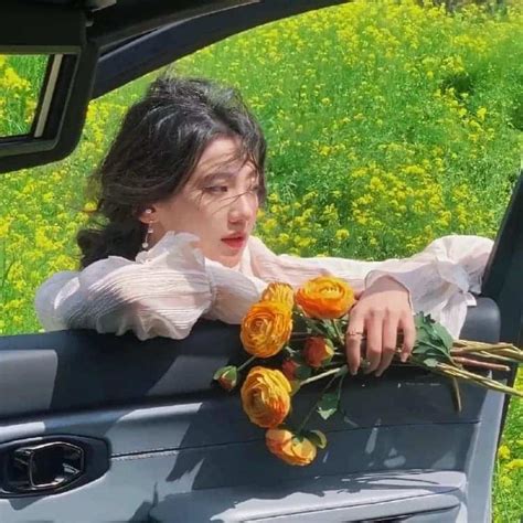 春天女生和鲜花唯美氛围感微信闺蜜头像