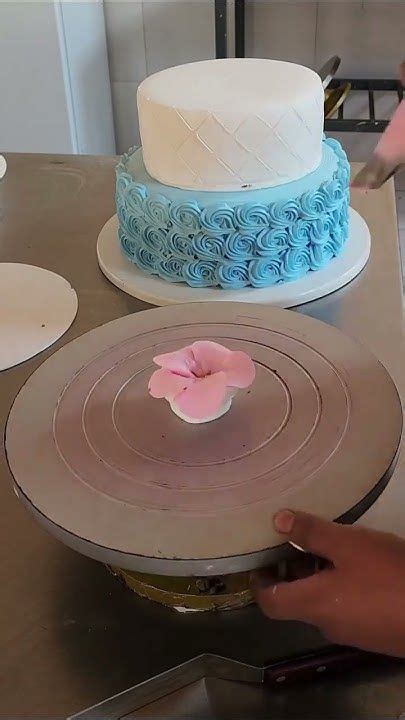 Hermoso Pastel De 2 Pisos Con Flores En Crema Pastelde2pisos Torta
