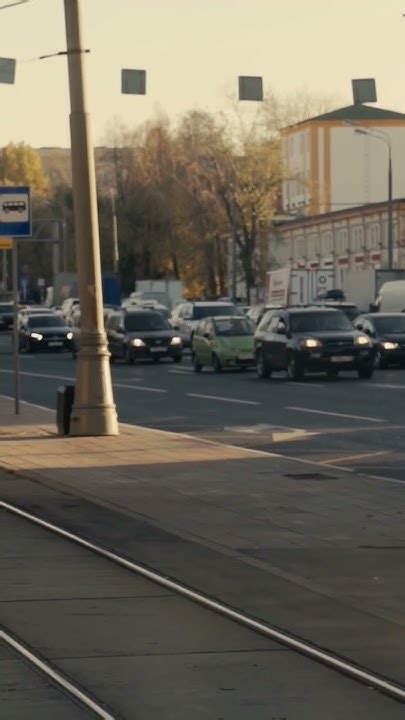 Машины едут по дороге летом в солнечную погоду Youtube