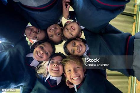 Grupo De Niños Jugando En La Escuela Y Abrazándose En Un Círculo Foto De Stock Y Más Banco De