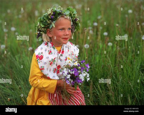 Schwedische Mädchen in Tracht Mittsommer sammeln von wilden Blumen Stockfotografie Alamy