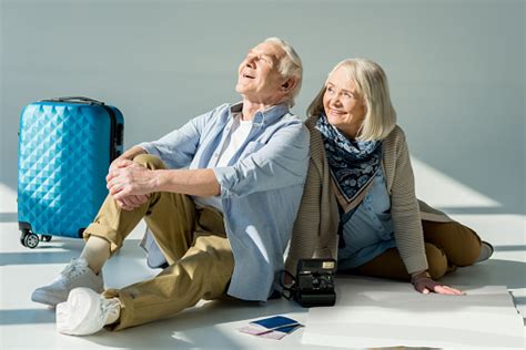 수석 남자와 여 자가 여행 지도 여권 티켓 바닥에 앉아 여행 개념 노인 커플에 대한 스톡 사진 및 기타 이미지 노인 커플