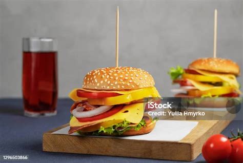 베이컨 후추 토마토 양상추 오이 치즈를 곁들인 나무 판에 햄버거 두 개 0명에 대한 스톡 사진 및 기타 이미지 0명 건강에 좋지 않은 음식 고추류 Istock
