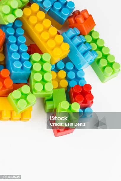 아이 들 장난감 흰색 바탕에 다채로운 플라스틱 블록입니다 0명에 대한 스톡 사진 및 기타 이미지 0명 노랑 녹색 Istock