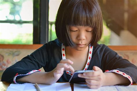 아시아 아이 여자 지 루 느낌을 집에서 지루한 숙제를 하 고 여성 귀여운 아이가 집중 종이에 쓰기 테스트에 대 한 아시아 학생 연습 수학 주제입니다 집에서 학생 연구 신경