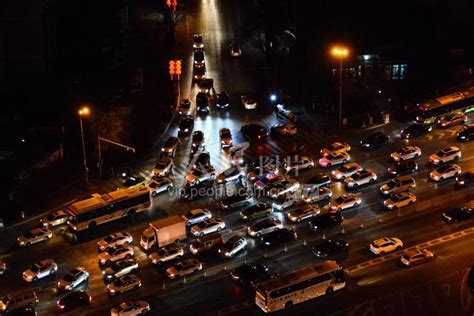 西安：2020年最后一天 晚间市区南二环交通拥堵 人民图片网