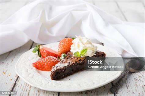 끈적끈적한 초콜릿 머드 케이크 브라우니 또는 전통 스웨덴 의 클라드카카 조각 스웨덴에 대한 스톡 사진 및 기타 이미지 스웨덴 스웨덴 문화 0명 Istock
