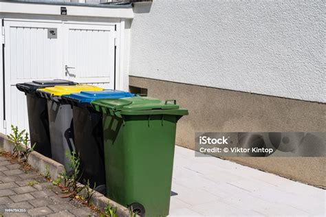 차고 근처에서 별도의 쓰레기 수거를 위한 다색 플라스틱 통 0명에 대한 스톡 사진 및 기타 이미지 0명 개념 거리 Istock