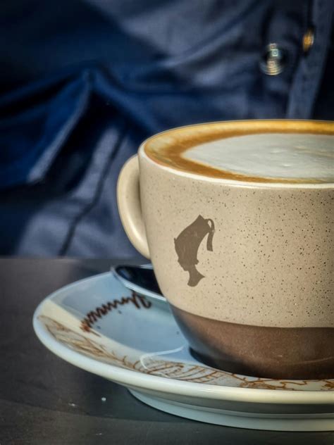 거품 같은 거품 예술 따뜻한 음료 뜨거운 음료 라떼 라떼 아트 모닝 커피 목조 테이블 미식가 커피 바리스타 바리스타 기술 빨간 컵 사교 음료 생생한