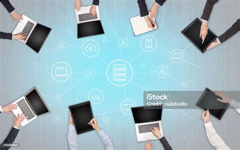 사무실 개념의 랩톱 및 태블릿에서 작업하는 장치를 손에 들고 있는 사람 그룹 개념에 대한 스톡 사진 및 기타 이미지 개념 개체 그룹 경영자 Istock