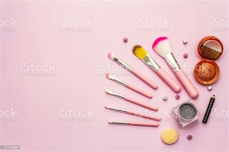 메이크업 브러쉬의 다양한 분홍색 배경에 장식 세트입니다 전문 장식 화장품 0명에 대한 스톡 사진 및 기타 이미지 0명 개념 개인 장식품 Istock