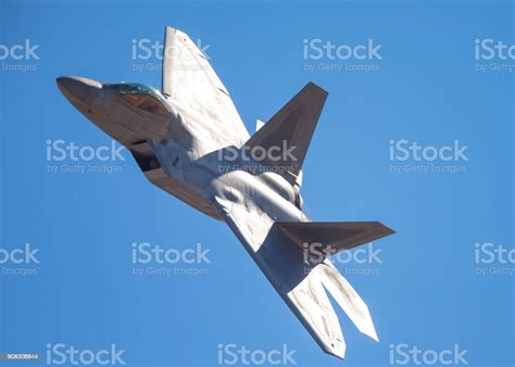 매우 특이 한 정면 및 닫기 보기에서 F22 랩 터 전투기에 대한 스톡 사진 및 기타 이미지 전투기 군용 항공기 금 금속