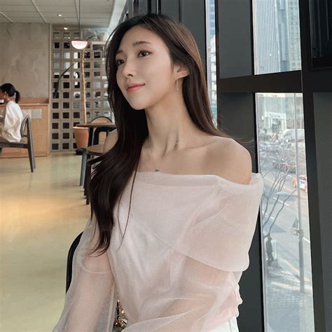 먼데이블러썸 페미닌 시스루 오프숄더 블라우스