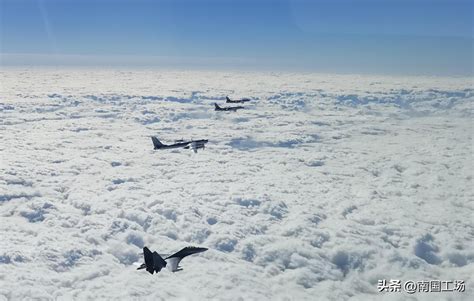 中国空军轰 6n远程战略轰炸机首次亮剑日本海