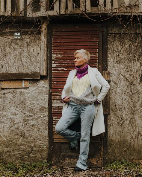 무료 사진 수제 스웨터와 흰 코트를 입고 포즈를 취하는 예쁜 여자