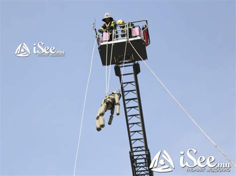 Өнгөрсөн шөнө цонхоор унах гэж байсан 39 настай эрэгтэйг авран хамгаалжээ Isee Mn