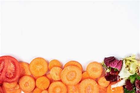 흰색 배경에 고립 된 신선한 유기농 야채입니다 복사 공간 건강 한 자연 식품입니다 요리 재료 평면도 요리법 또는 메뉴에 대 한 이랑 0명에 대한 스톡 사진 및 기타 이미지