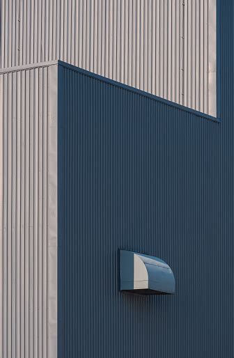 회색 골판지 금속 산업 건물의 공기 덕트 환기 표면에 햇빛과 그림자가 측면보기로 표시됩니다 급기관에 대한 스톡 사진 및 기타