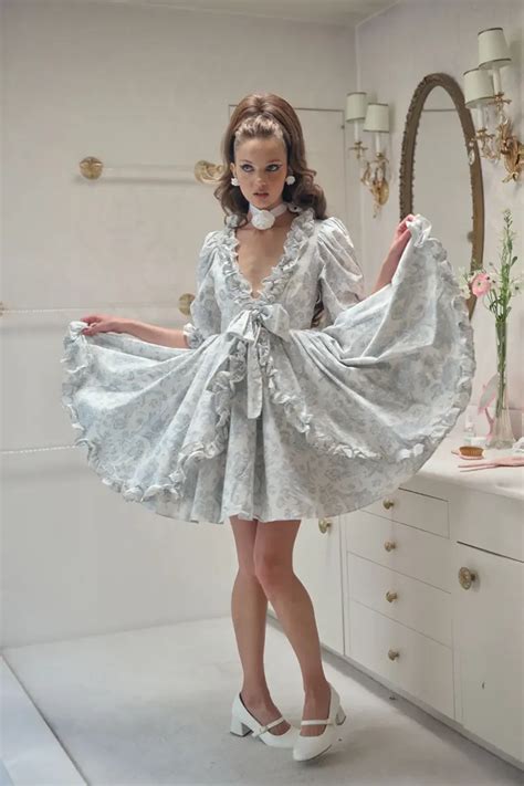 Selkie Serves Up All The Feminine Flirty Vibes In This Summer Release