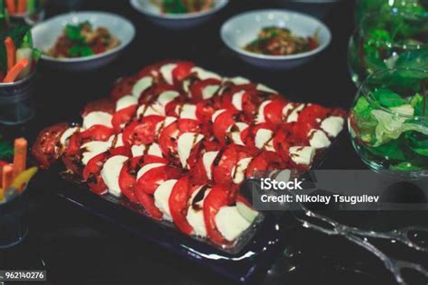 아름 답게 꾸며진 다른 음식 간식과 전채 기업 크리스마스 생일 파티 이벤트 또는 결혼식 축 하에 있는 케이터링 연회 테이블 결혼식에 대한 스톡 사진 및 기타 이미지 Istock