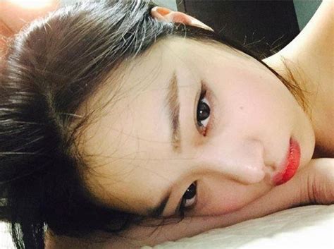 Sulli Pouts For The Camera In New Selca