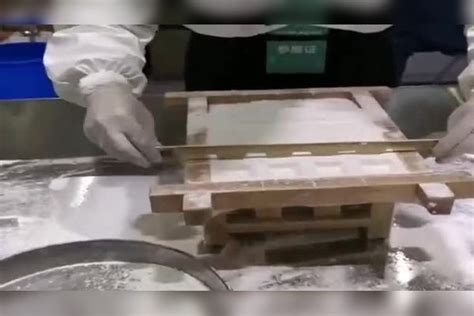 这师傅做的美食，难度有点大，中间的凹槽就是这么做的！