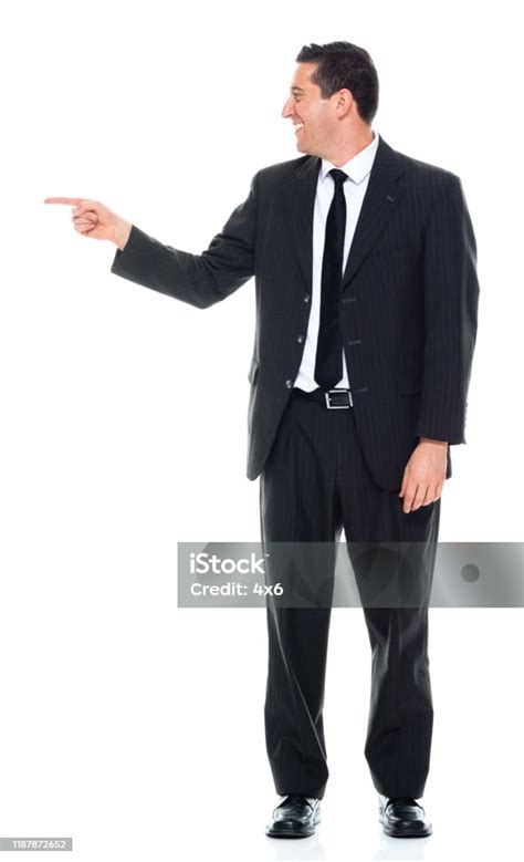 옆으로 시선 멀리 전체 길이 정면 한 남자 성인 잘 생긴 사람 백인 남성 젊은 남자 발표자 관리자 비즈니스 맨 서 비즈니스 웨어 정장 발표 전신에 대한 스톡 사진 및 기타