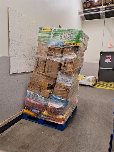 bad pallet stack 😕 r walmart