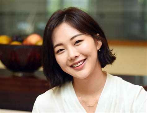 Keum Sae Rok Steals Hearts With Innocent Smile Photos The Korea Times