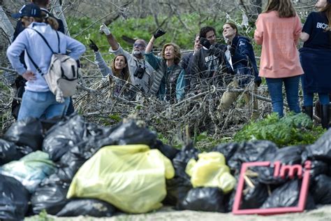 Sofía recoge basura en el Manzanares mientras el emérito navega en Sanxenxo