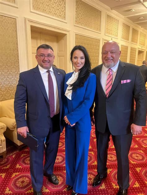 ШОУ В ПИК Любовни драми в ГЕРБ заради сексбомбата с 11 000 преференции Славена Точева Красен