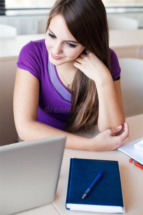 Estudiante Universitario De Sexo Femenino Bonito En Sala De Clase Imagen De Archivo Imagen De