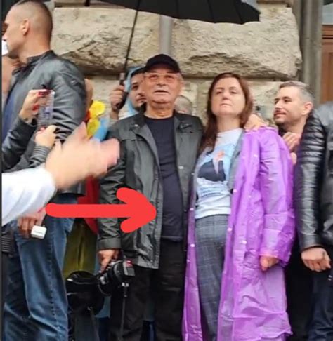 МРЕЖАТА СЕ ВЗРИВИ С бронирана жилетка ли дойде пред парламента Доган или по старчески е с