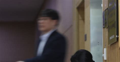 면접 준비하는 청년 구직자