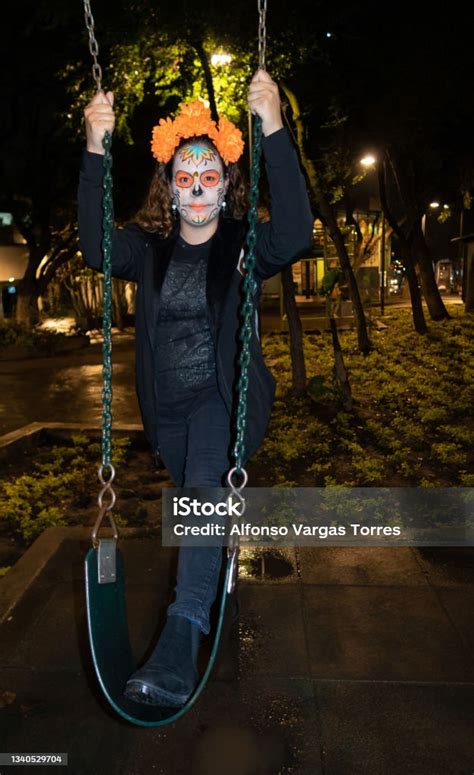 Frau Verkleidet Als Catrina Mit Cempazuchitlblumen Auf Dem Kopf Stop