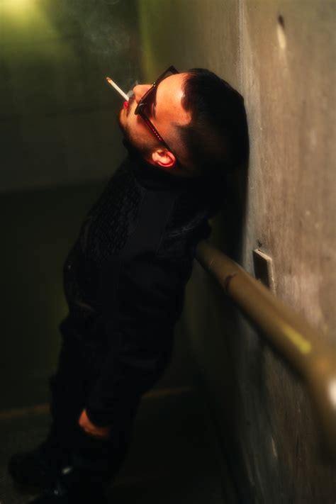 B 앰프 W 강렬함 그레이스케일 그림자 극적인 조명 나타내는 느와르 담배 담배를 피우는 담배를 피우다 대담한 대조적 인 매끄러운 매우 복잡한 모자